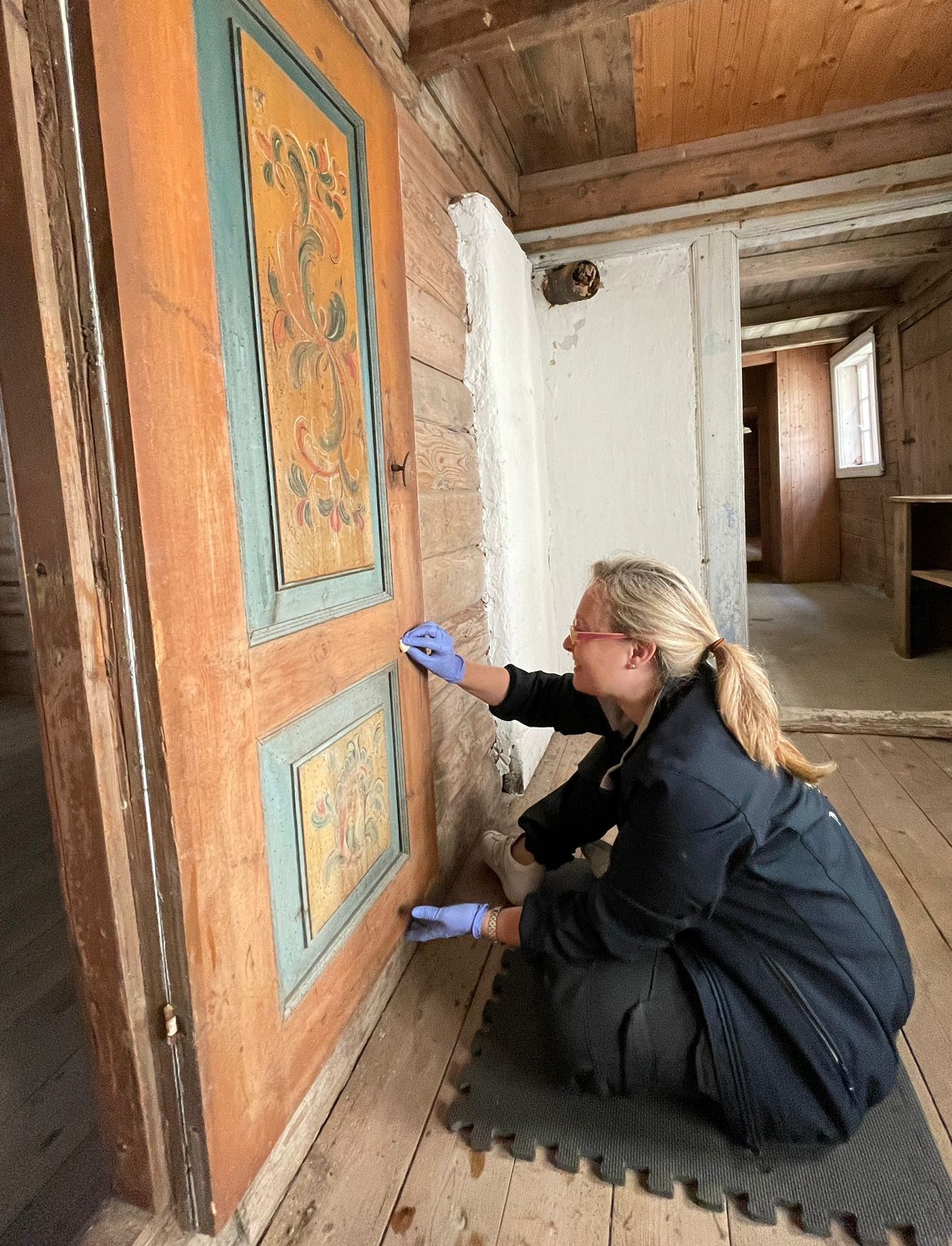 Museumskvarter| konservatoren i arbeid. — Haugalandmuseet